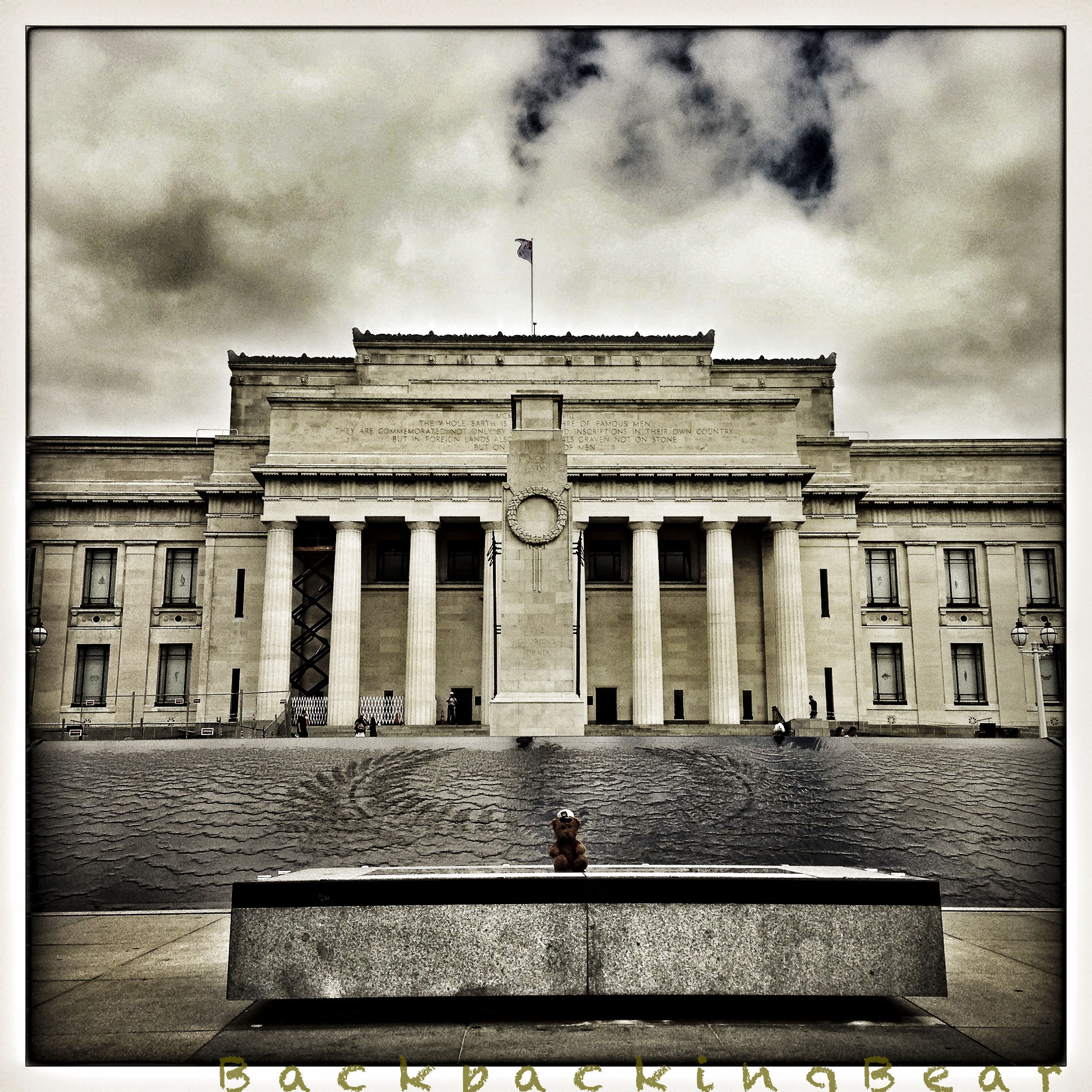 Joe Louis visits the Auckland Museum: Backpacking Bear
